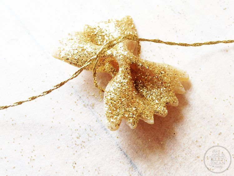 Φτιάξτε χριστουγεννιάτικη γιρλάντα από μακαρόνια φιογκάκια