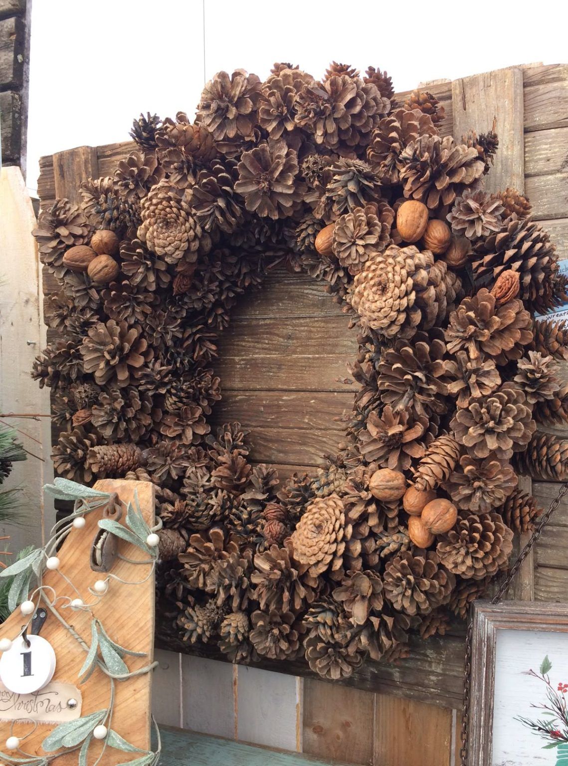 Ιδεες για χριστουγεννιατικη διακοσμηση με κουκουναρια