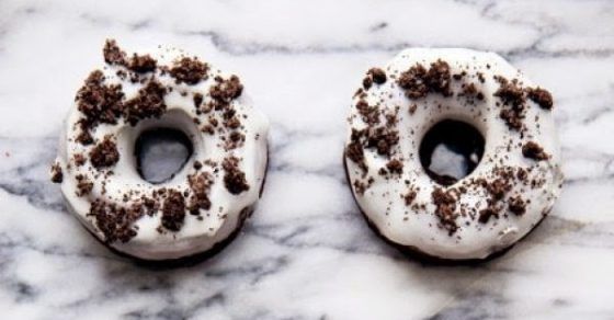 Τα πιο λαχταριστά donuts με μπισκότο oreo στο πιάτο σας