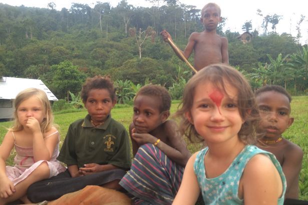 Ζευγάρι επέλεξε να ζήσει με τα παιδιά του σε πρωτόγονο χωριό