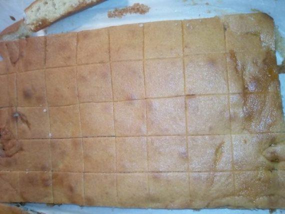 Ενα απλο κεικ με γεμιση μαρμελαδα βερικοκο μετατρεπεται σε σοκολατακια