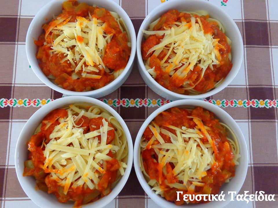 ΛΑΖΑΝΑΚΙ μέ ΚΟΚΚΙΝΗ ΣΑΛΤΣΑ καί ΛΟΥΚΑΝΙΚΑ στό ΦΟΥΡΝΟ.