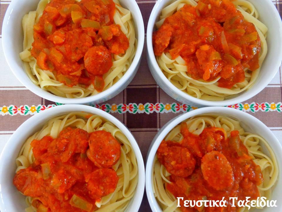 ΛΑΖΑΝΑΚΙ μέ ΚΟΚΚΙΝΗ ΣΑΛΤΣΑ καί ΛΟΥΚΑΝΙΚΑ στό ΦΟΥΡΝΟ.