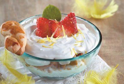 Πεντανόστιμο Trifle με κουλουράκια πασχαλινά, μους λεμονιού και φράουλες
