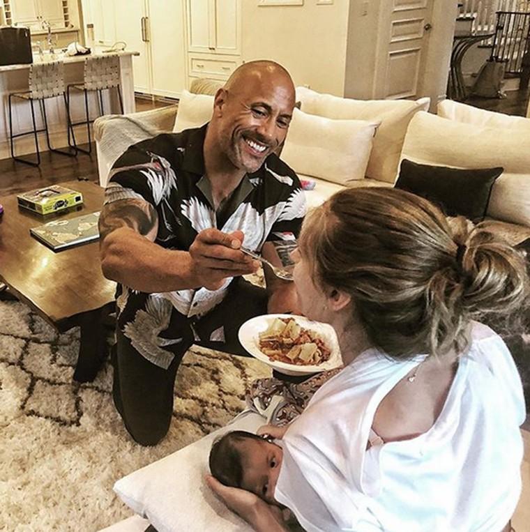 Η τρυφερή στιγμή που ο Dwayne «The Rock» Johnson ταΐζει την σύντροφό ...