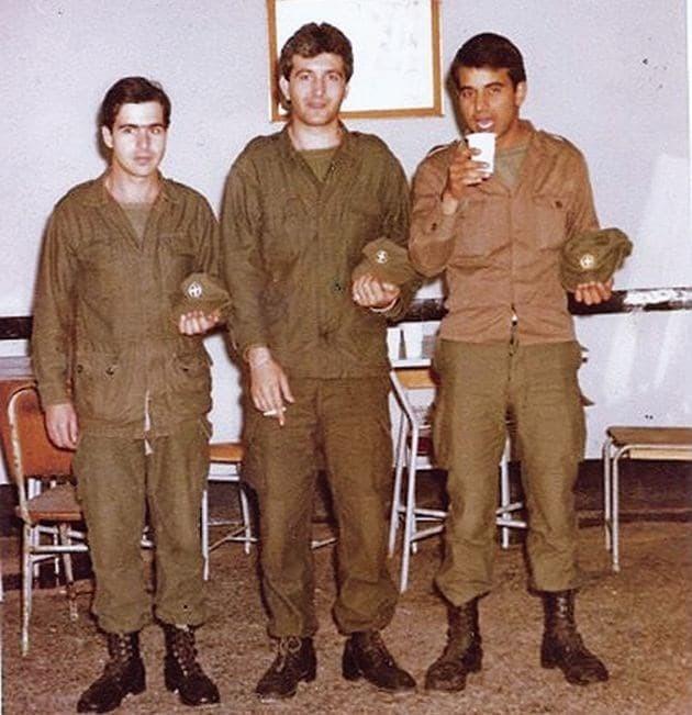 Νίκος Καρβέλας: Η σπάνια φωτογραφία που σίγουρα θέλει... να ξεχάσει!