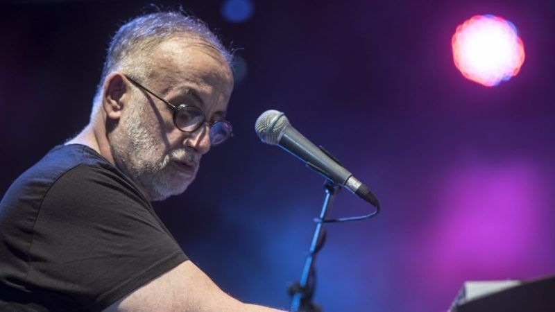 Θάνος Μικρούτσικος: Το τραγούδι που ακούστηκε στο νοσοκομείο όταν ...