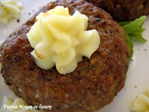 Μπιφτέκια σα φωλίτσες γεμιστα με πουρε και μανιτάρια αλα κρεμ