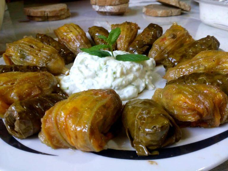 Υπέροχο λουλούδι με ντολμαδάκια από αμπελόφυλλα και ανθούς!