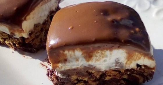 Γιορτινή πάστα ταψιού σαν κορμός με γλάσο και σαντιγί