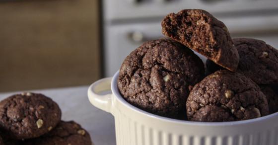 Μαλακά μπισκότα σοκολάτας (cookies), με μέλι ,καρύδια & καστανή ζάχαρη