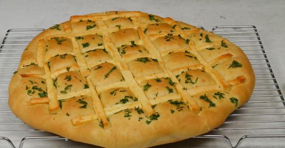 Συνταγή για αφράτο λαδόψωμο με τυρί και σκόρδο
