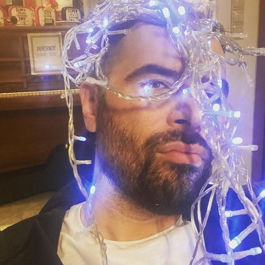 Δείτε τα Χριστουγεννιατικα δεντρα που στολισαν οι Ελληνες celebrities