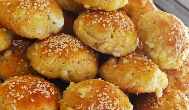 Κλασικά τυροπιτάκια με γιαούρτι και φαρίνα