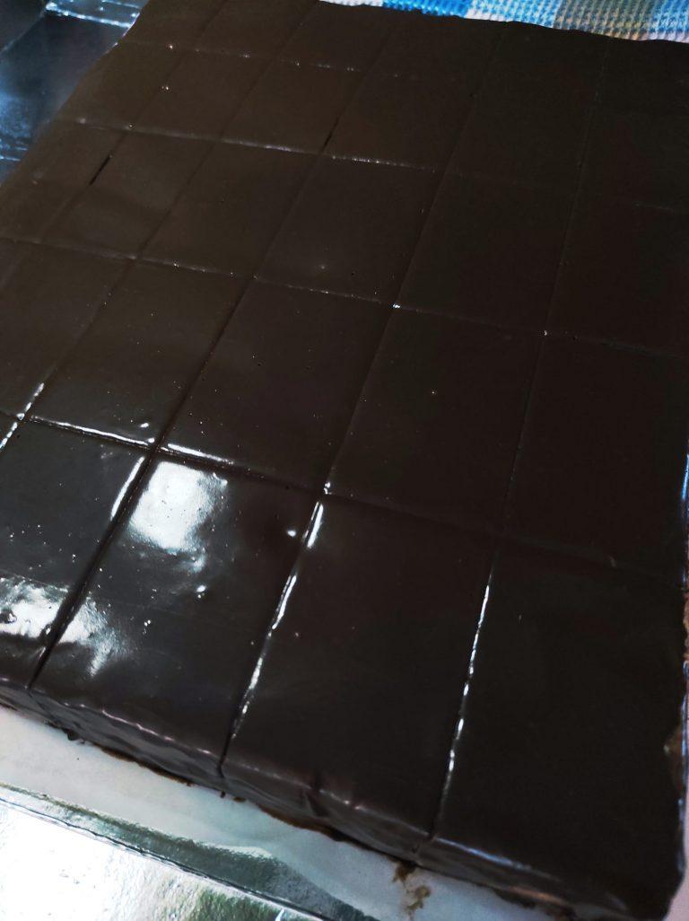 Σοκολατόπιτα σαν πάστα ταψιού