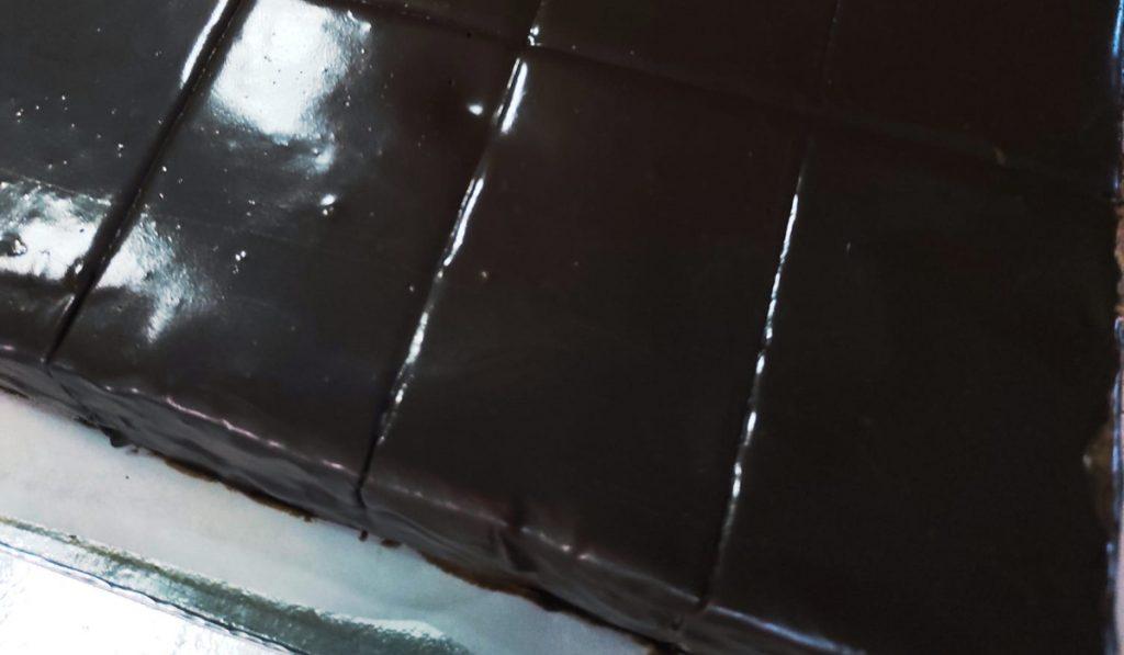 Σοκολατόπιτα σαν πάστα ταψιού