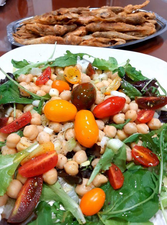 Καλοκαιρινή ρεβιθοσαλάτα με ντοματίνια