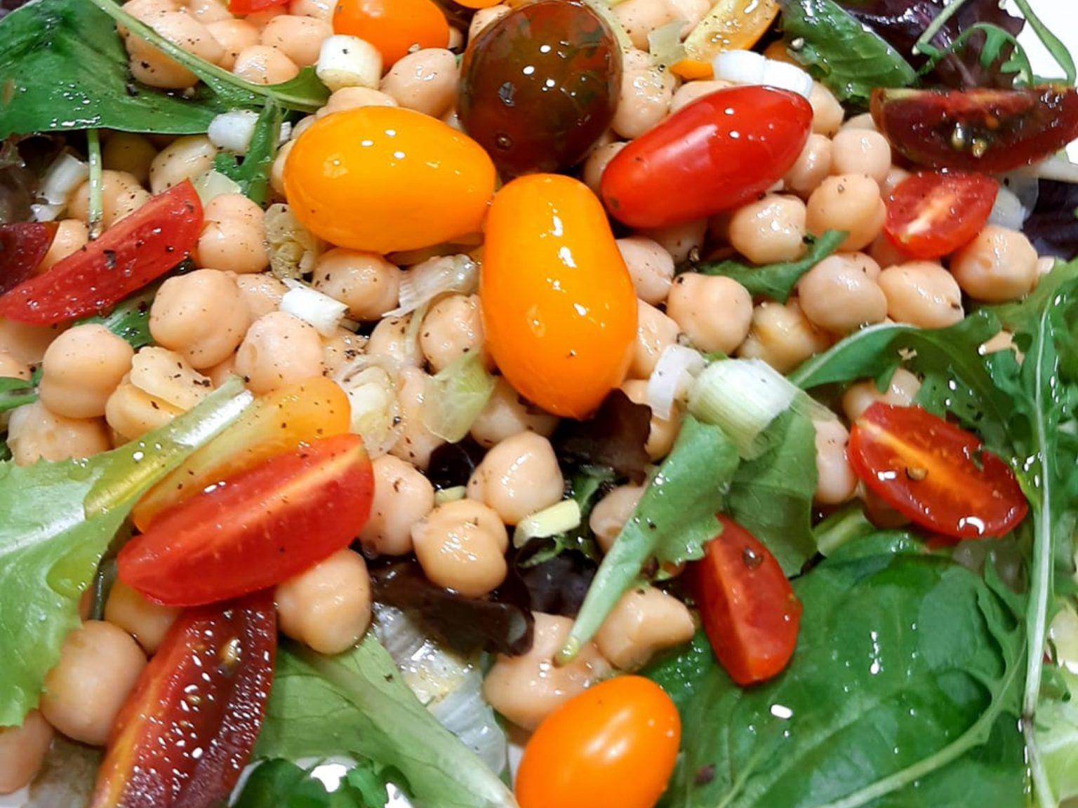 Καλοκαιρινή ρεβιθοσαλάτα με ντοματίνια