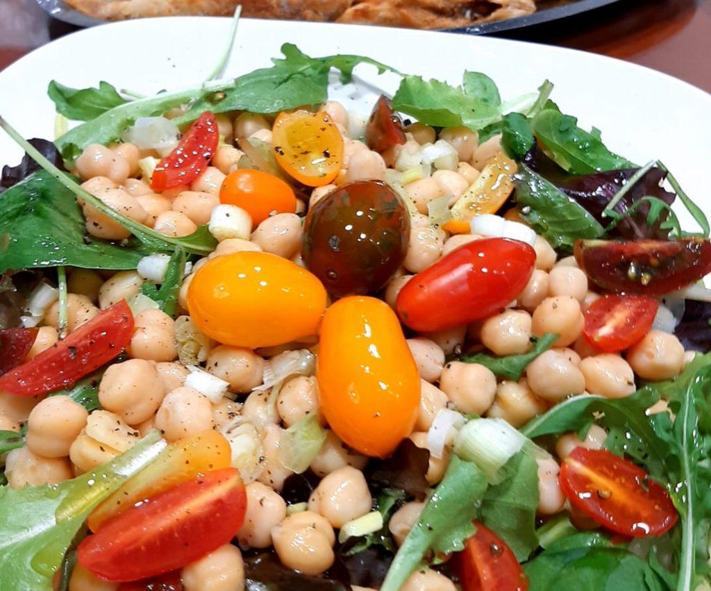 Καλοκαιρινή ρεβιθοσαλάτα με ντοματίνια