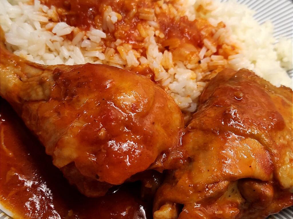 Κοτόπουλο κοκκινιστό με πιλάφι για το ολοήμερο