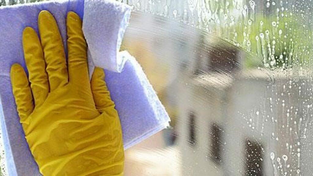 Το σπιτικό καθαριστικό για τα τζάμια που έχει ρίξει το διαδίκτυο με ...