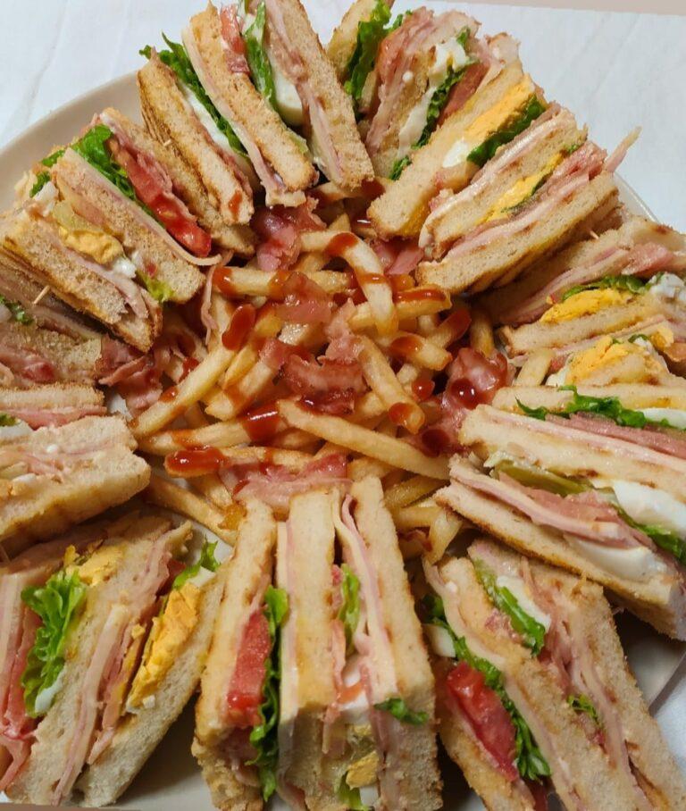 Club sandwitch με τα Πασχαλινά αυγά που περίσσεψαν