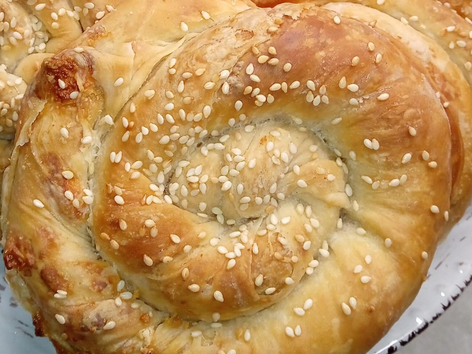 Ατομικές στριφτές τυρόπιτες με τραγανό φύλλο