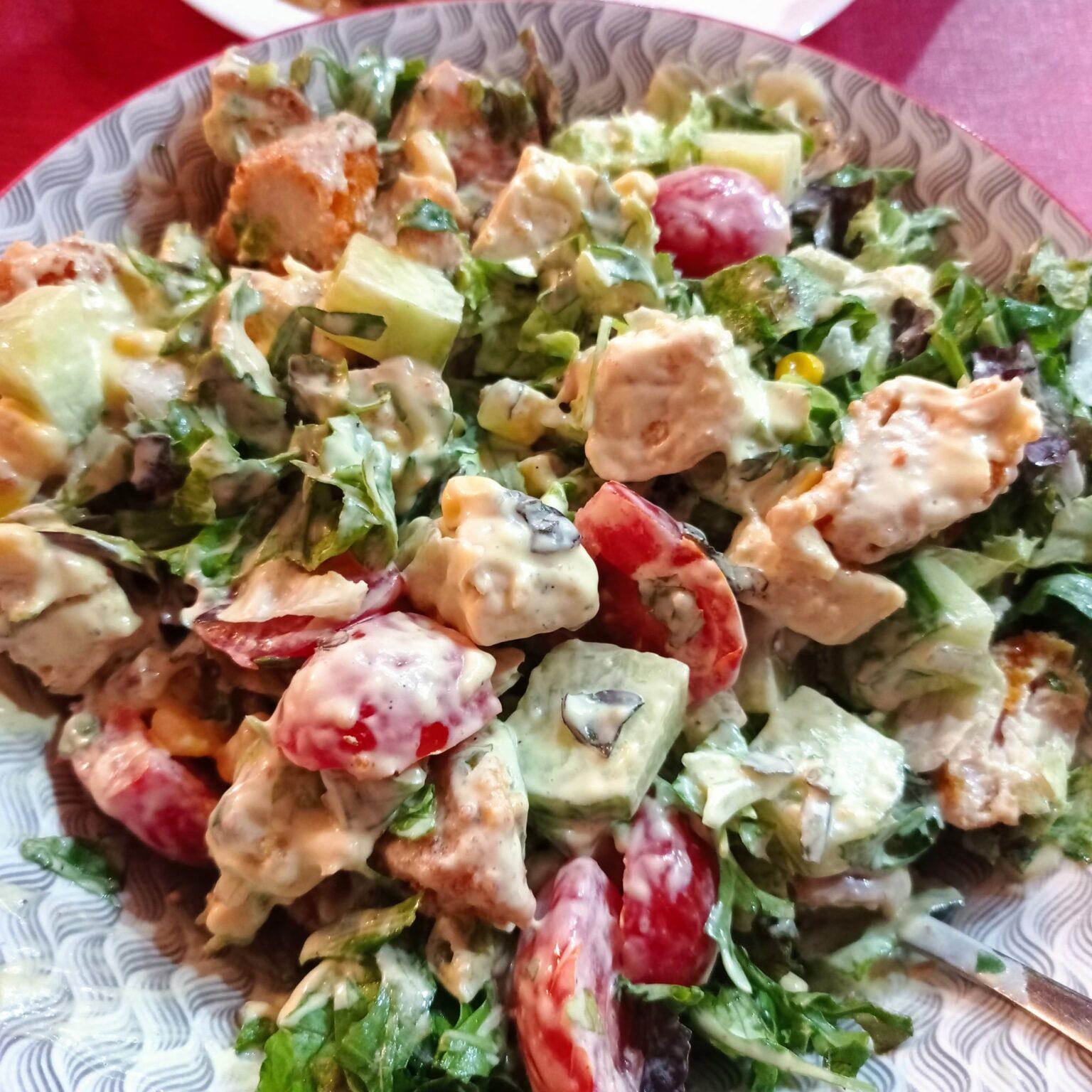 Σαλάτα με κοτόπουλο πανέ και sause caesar