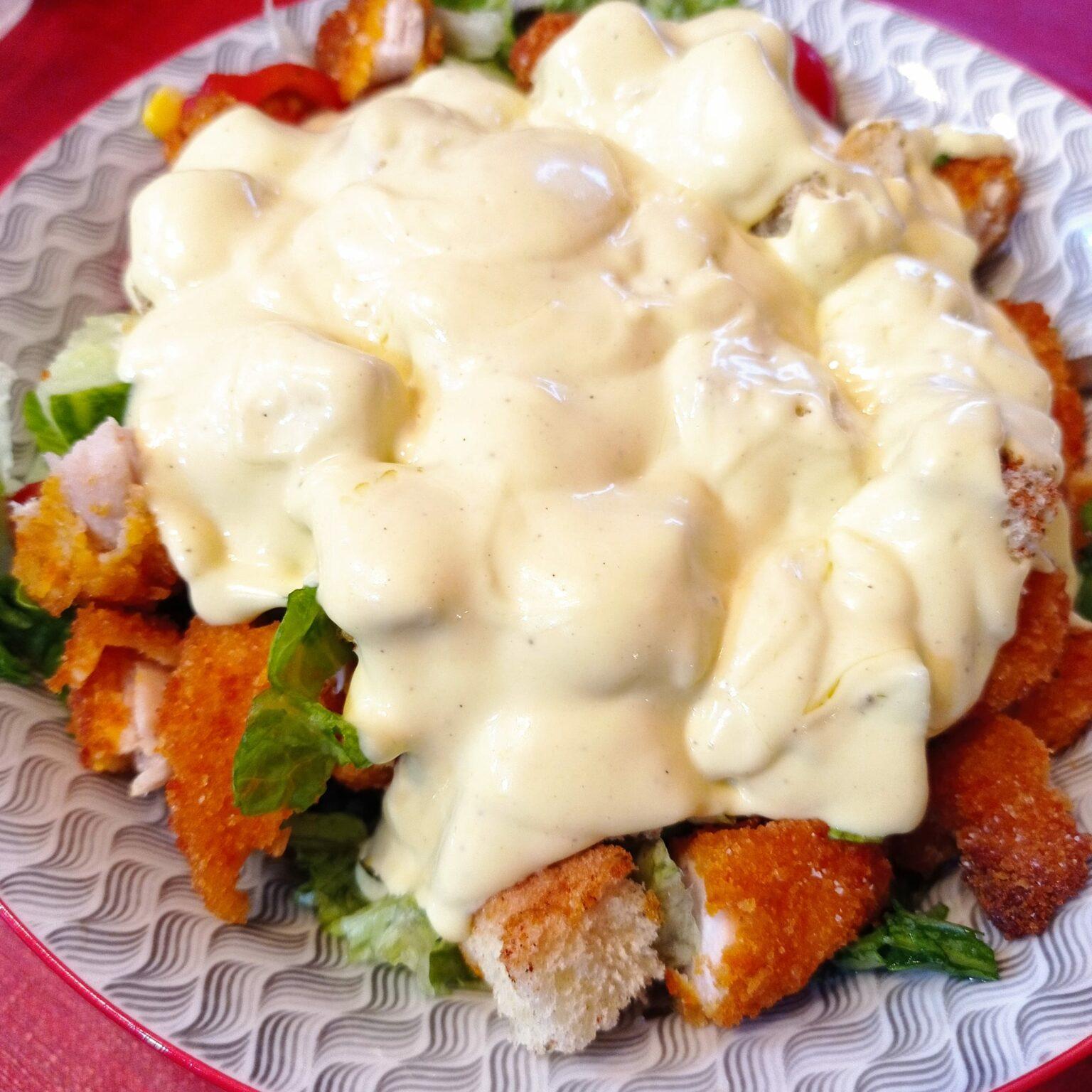 Σαλάτα με κοτόπουλο πανέ και sause caesar