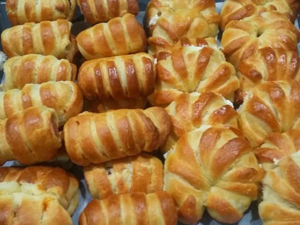 Τυροπιτάκια και λουκανοπιτάκια για το ταπεράκι της παραλίας