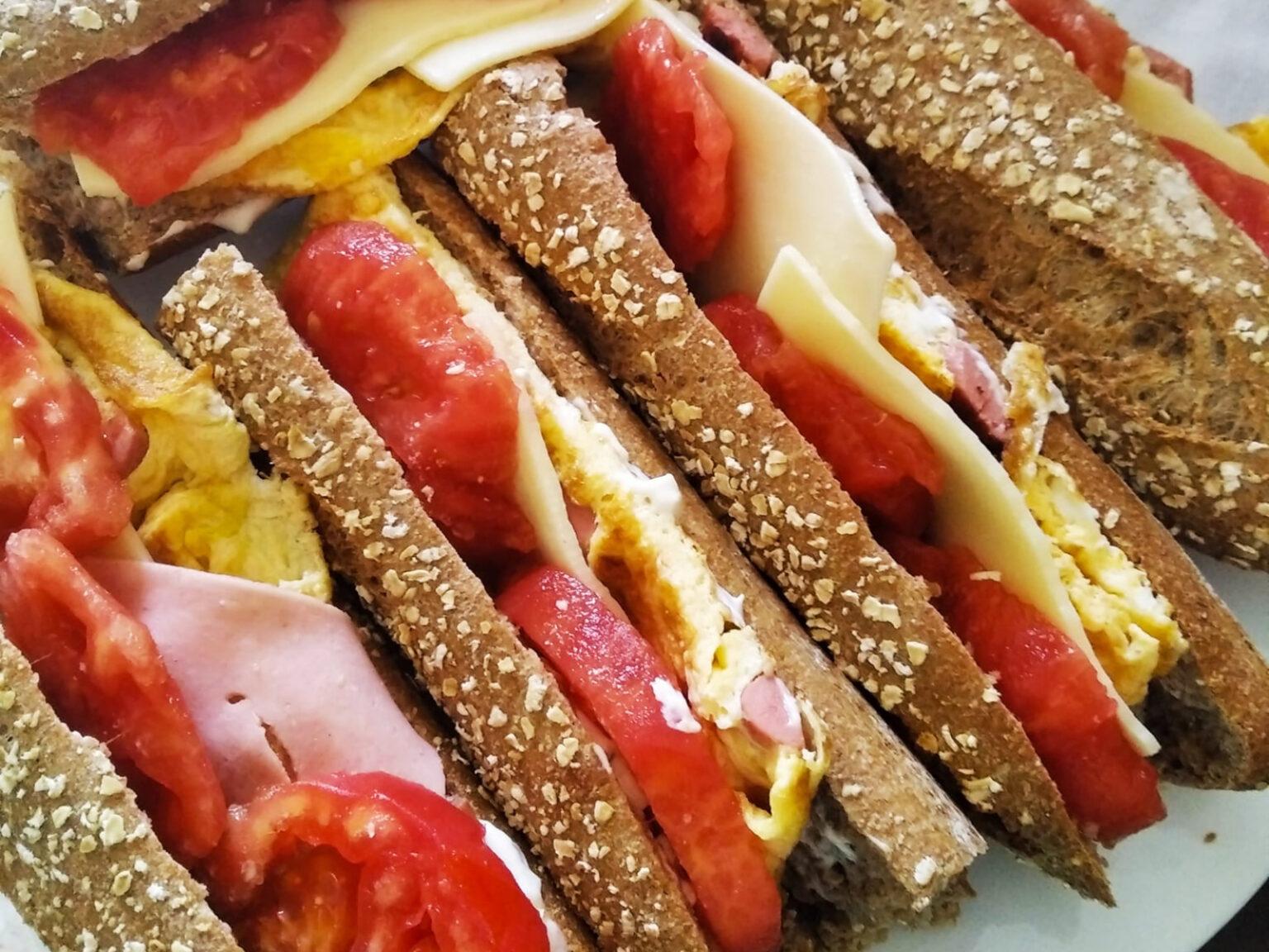 Σάντουιτς με ψωμί ολικής και ομελέτα