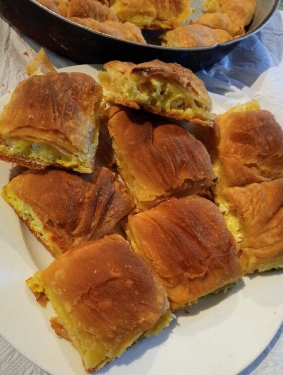 Τραγανή πίτα με φέτα και αυγά