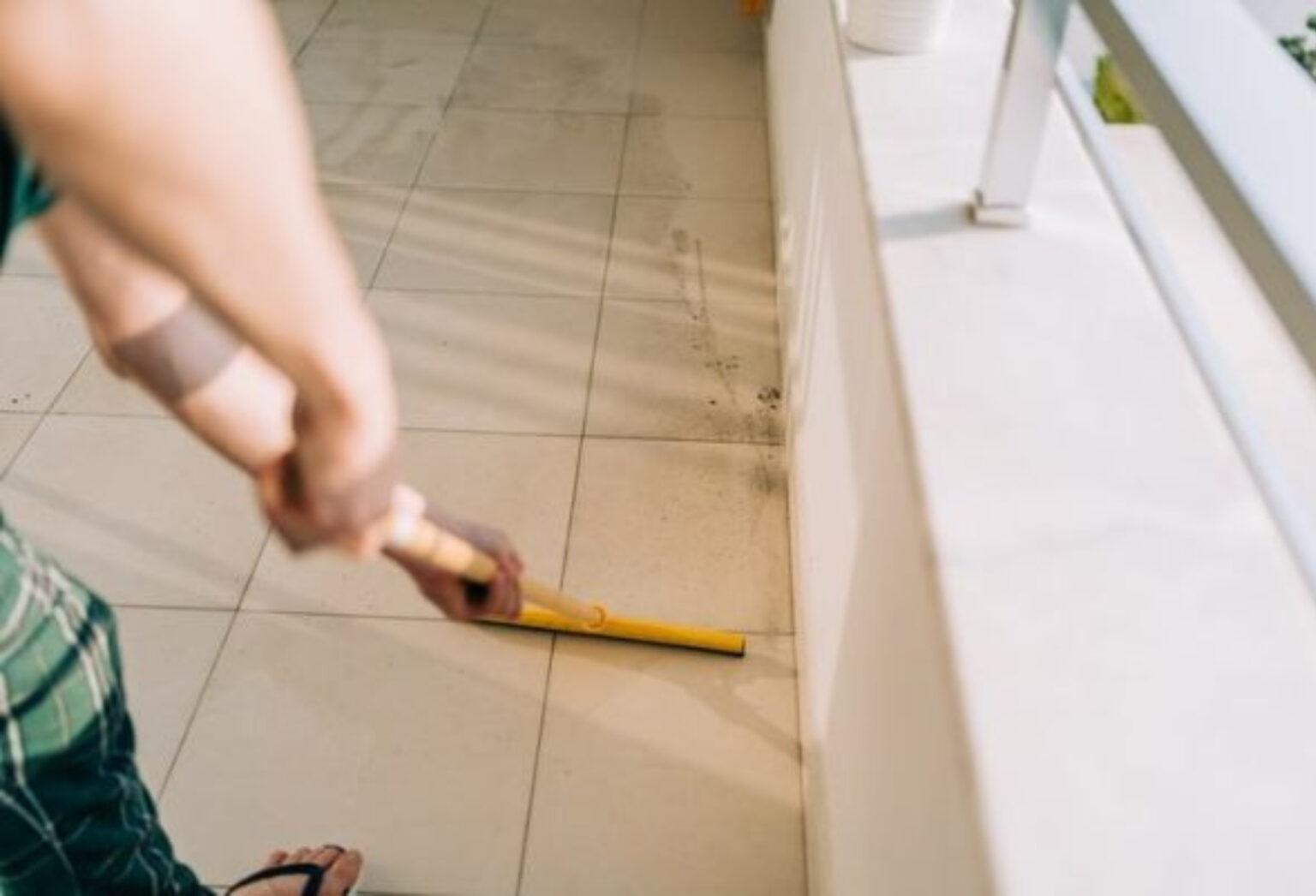 Σκουριά στίγματα και κουτσουλιές πουλιών στα κάγκελα και το μπαλκόνι ...