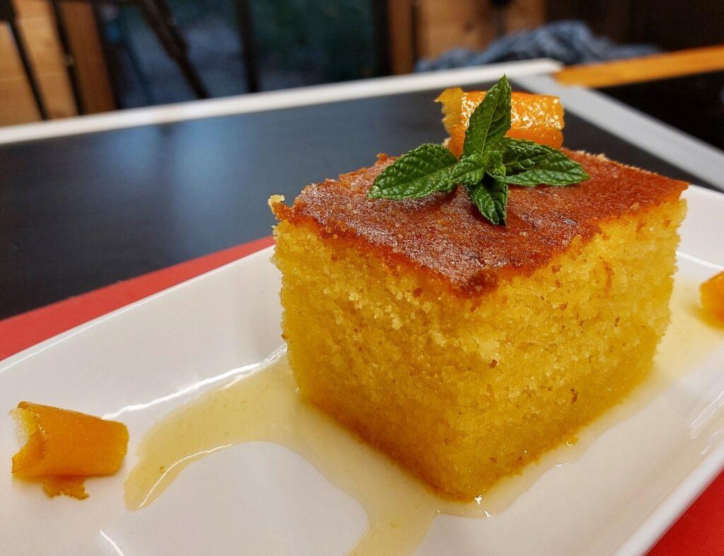 Ζουμερή πορτοκαλόπιτα με σιμιγδάλι του Γιώργου Ζώλη