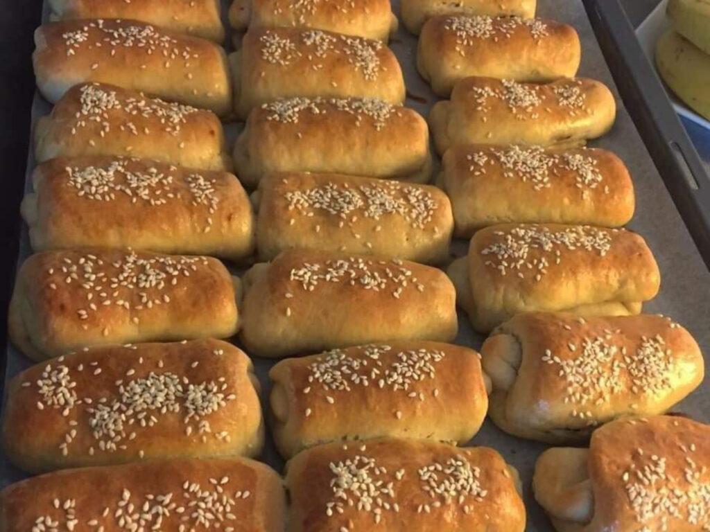 Λουκανικοπιτάκια με βελούδινη ζύμη