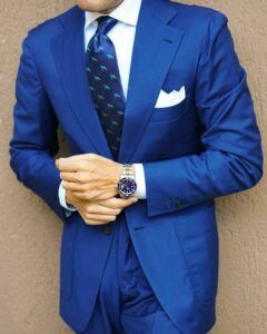 Ο Δημήτρης Γκοτσόπουλος φοράει Μπλε Ραφ κουστούμι και βάζει φωτιά στον ...