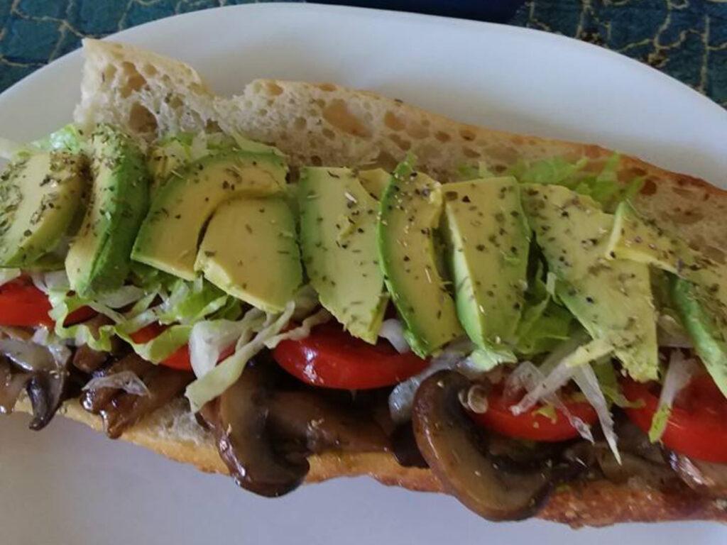 Vegan σάντουιτς με αβοκάντο