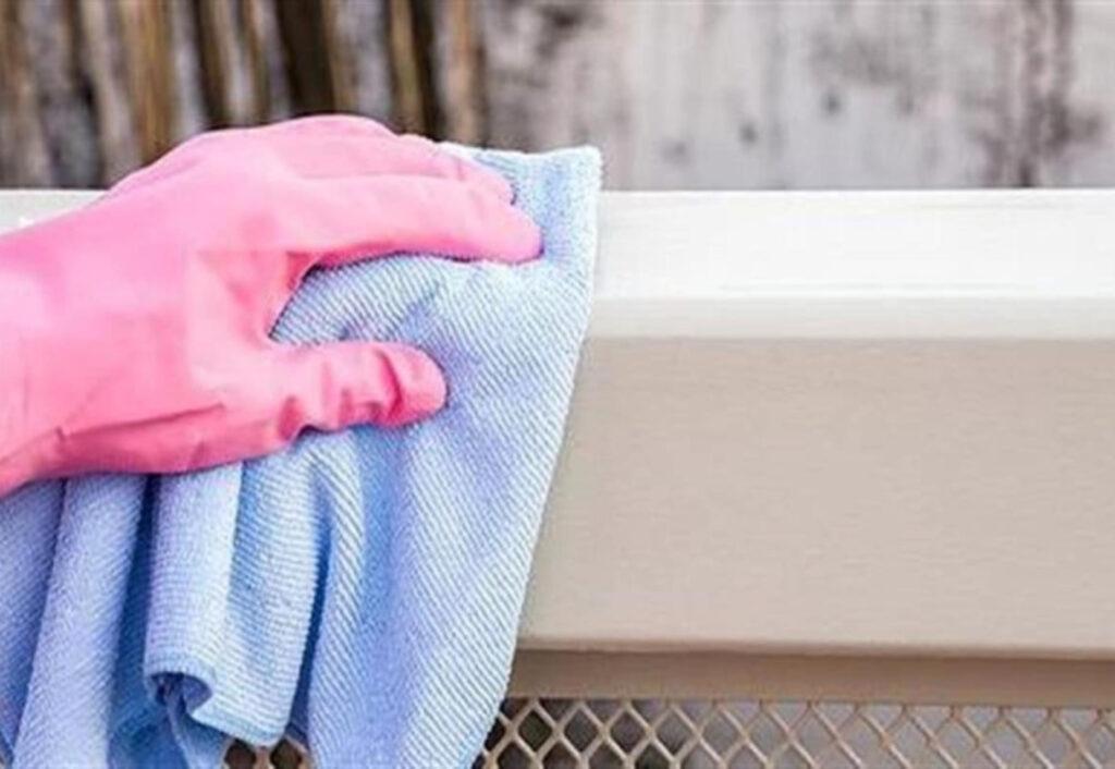 Σκουριά στίγματα και κουτσουλιές πουλιών στα κάγκελα και το μπαλκόνι ...