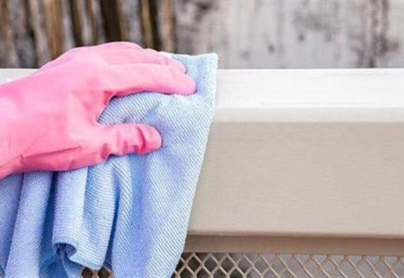 Σκουριά στίγματα και κουτσουλιές πουλιών στα κάγκελα και το μπαλκόνι ...