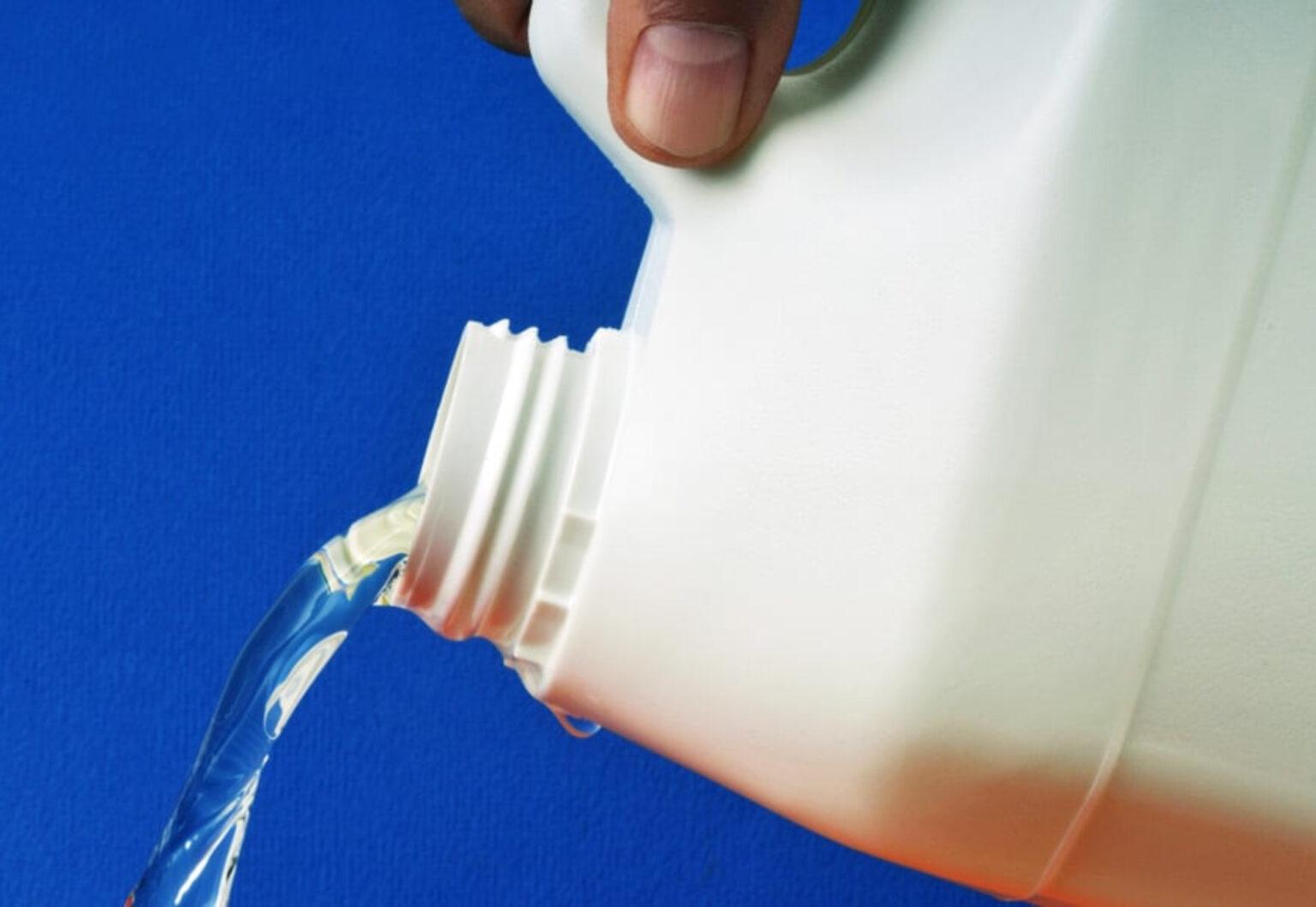 Σκουριά στίγματα και κουτσουλιές πουλιών στα κάγκελα και το μπαλκόνι ...