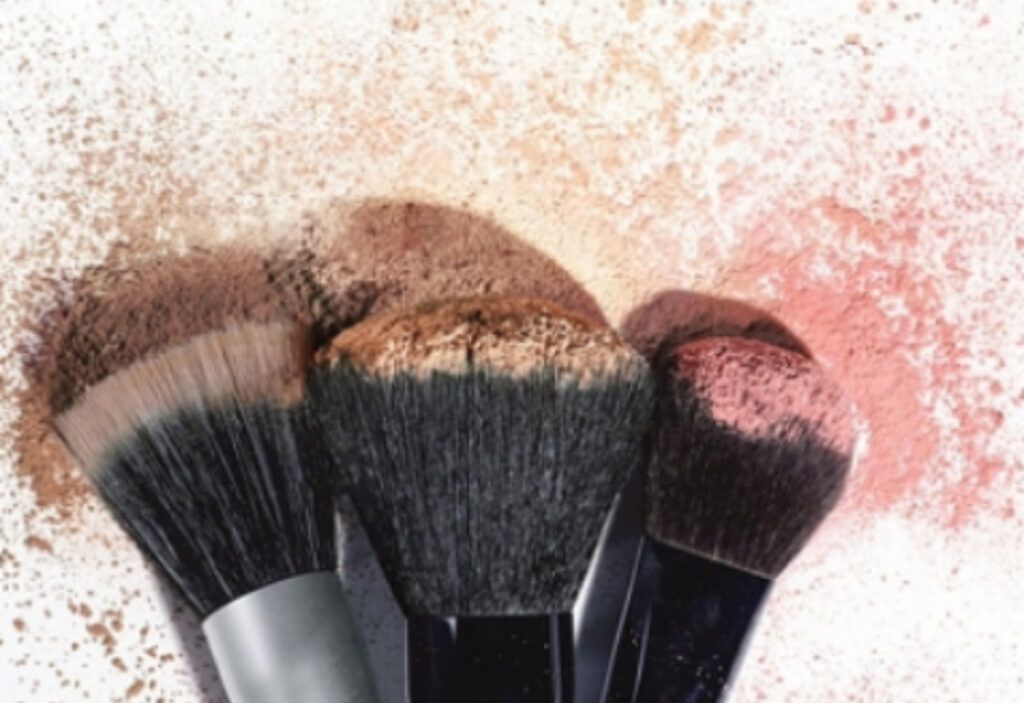 Βρωμιά σκόνη και συσσωρευμένα προϊόντα makeup στα πινέλα του μακιγιάζ ...