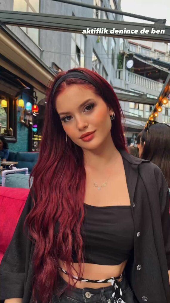 Cherry Cola: Η νέα απόχρωση στα μαλλιά που έγινε το Νο1 trend στο TikTok