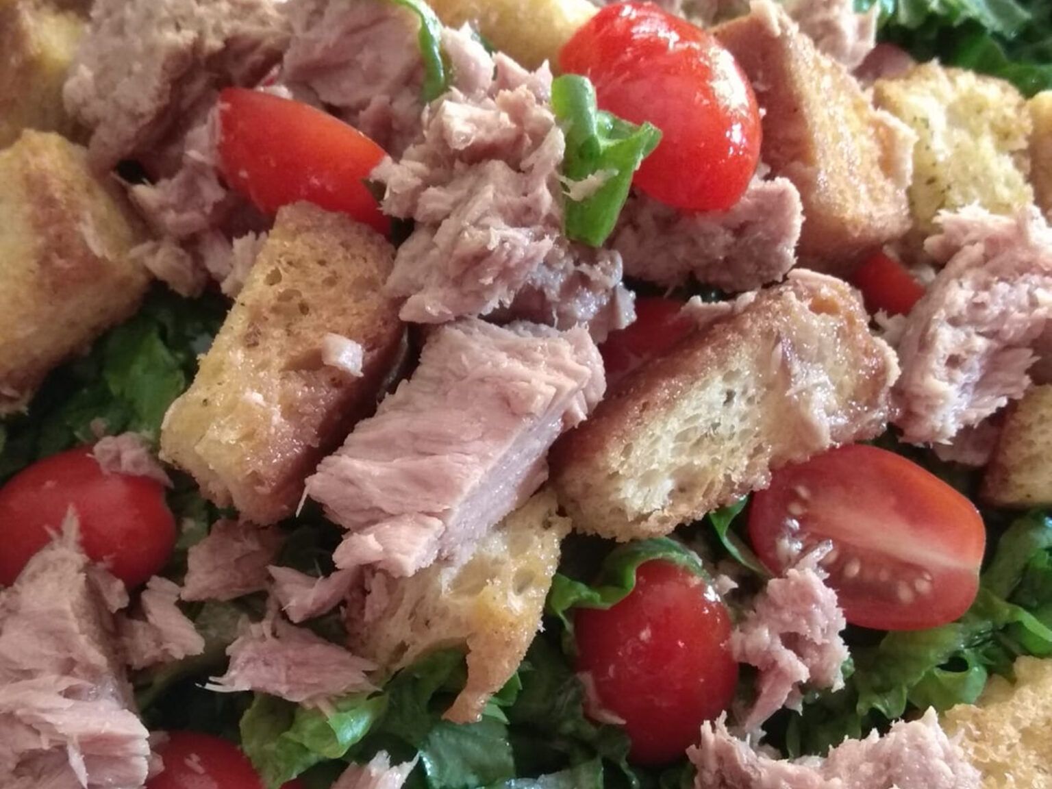 Τονοσαλάτα με ντοματίνια, μαρούλι και κρουτόν