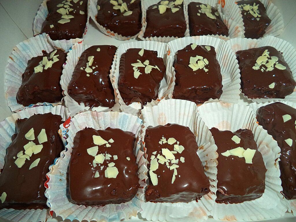 Εύκολα ατομικά brownies με καραμέλες γάλακτος