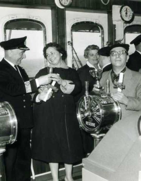 Αριστοκράτισσα με τα όλα της : Η Μικρασιάτισσα Δεσποινίς ετών 39 με τις ...