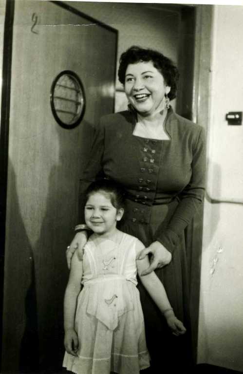 Αριστοκράτισσα με τα όλα της : Η Μικρασιάτισσα Δεσποινίς ετών 39 με τις ...