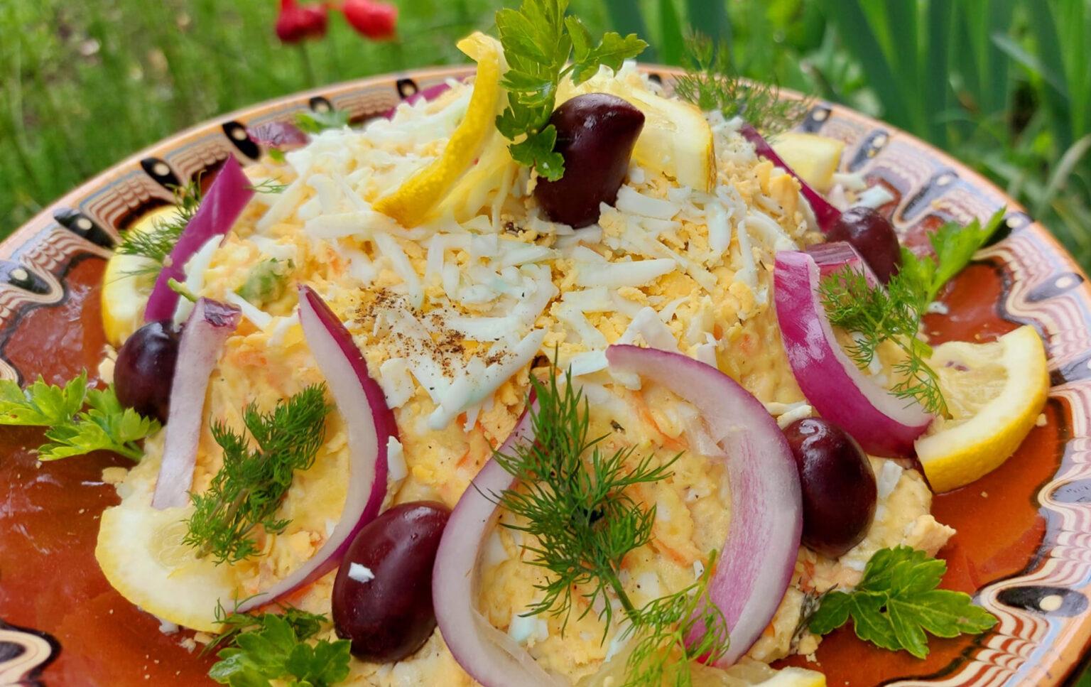 Πατατοσαλάτα με τα κόκκινα αυγά που περίσσεψαν