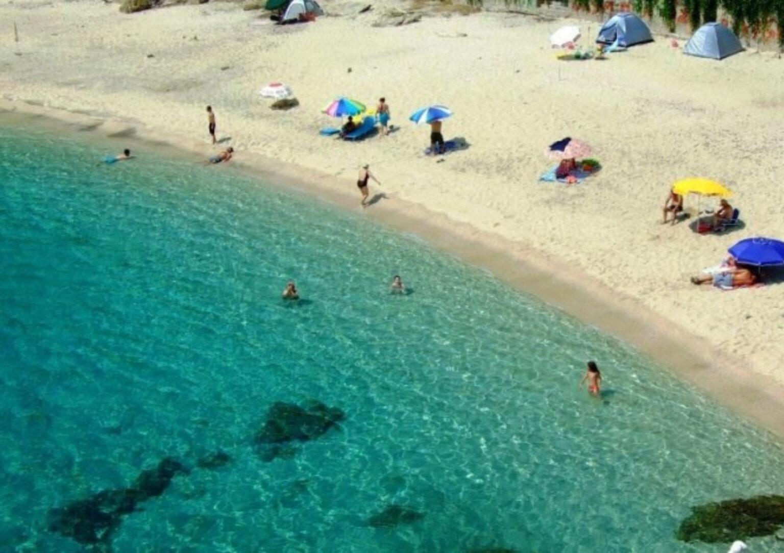 Άγιοι Απόστολοι Κάλαμος: Η μαγευτική διπλή παραλία με τα γαλαζοπράσινα ...