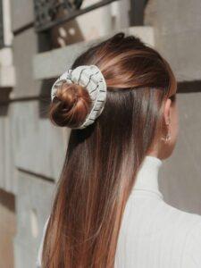 Scrunchies: Το απόλυτο αξεσουάρ μαλλιών και πως να το φορέσετε για ...