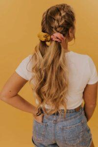Scrunchies: Το απόλυτο αξεσουάρ μαλλιών και πως να το φορέσετε για ...